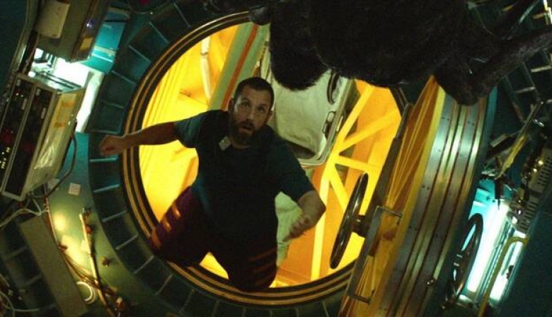 Netflix reveló el tráiler de la película “El Astronauta”, con Adam ...